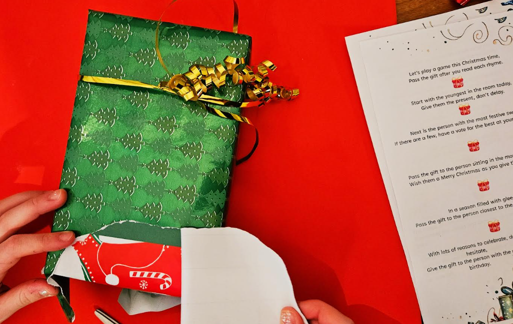 Free Christmas Pass the Parcel Game - Hands-On Teaching Ideas ...